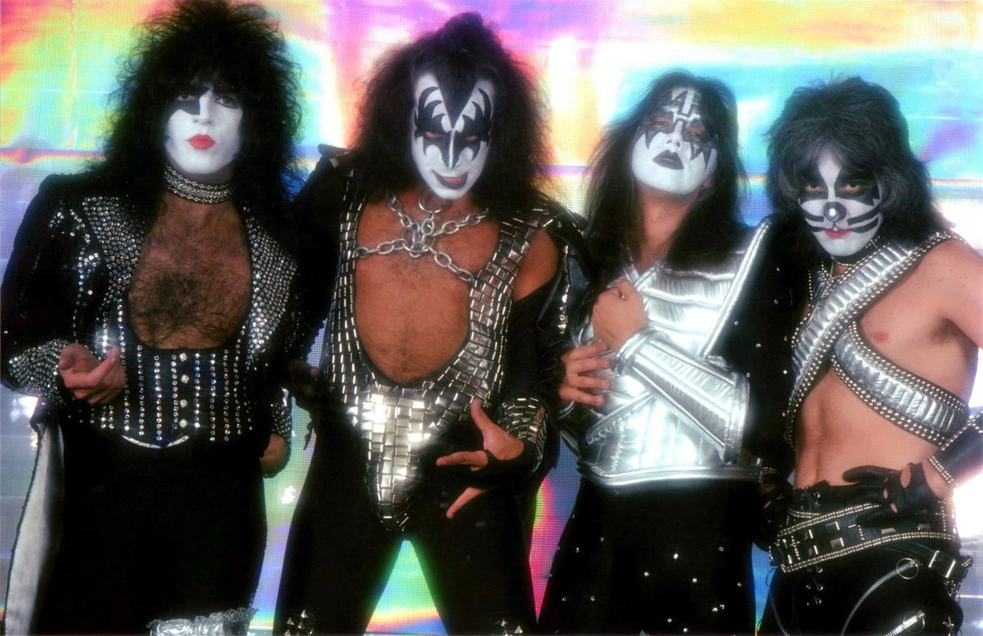 28. April 1977: Kiss does the photo sessions for "Love Gun" – Kiss Timeline