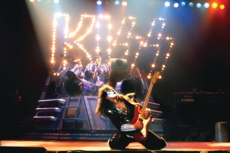 23. December 1982: Kiss does a tour dress rehearsal and photo session – Kiss Timeline