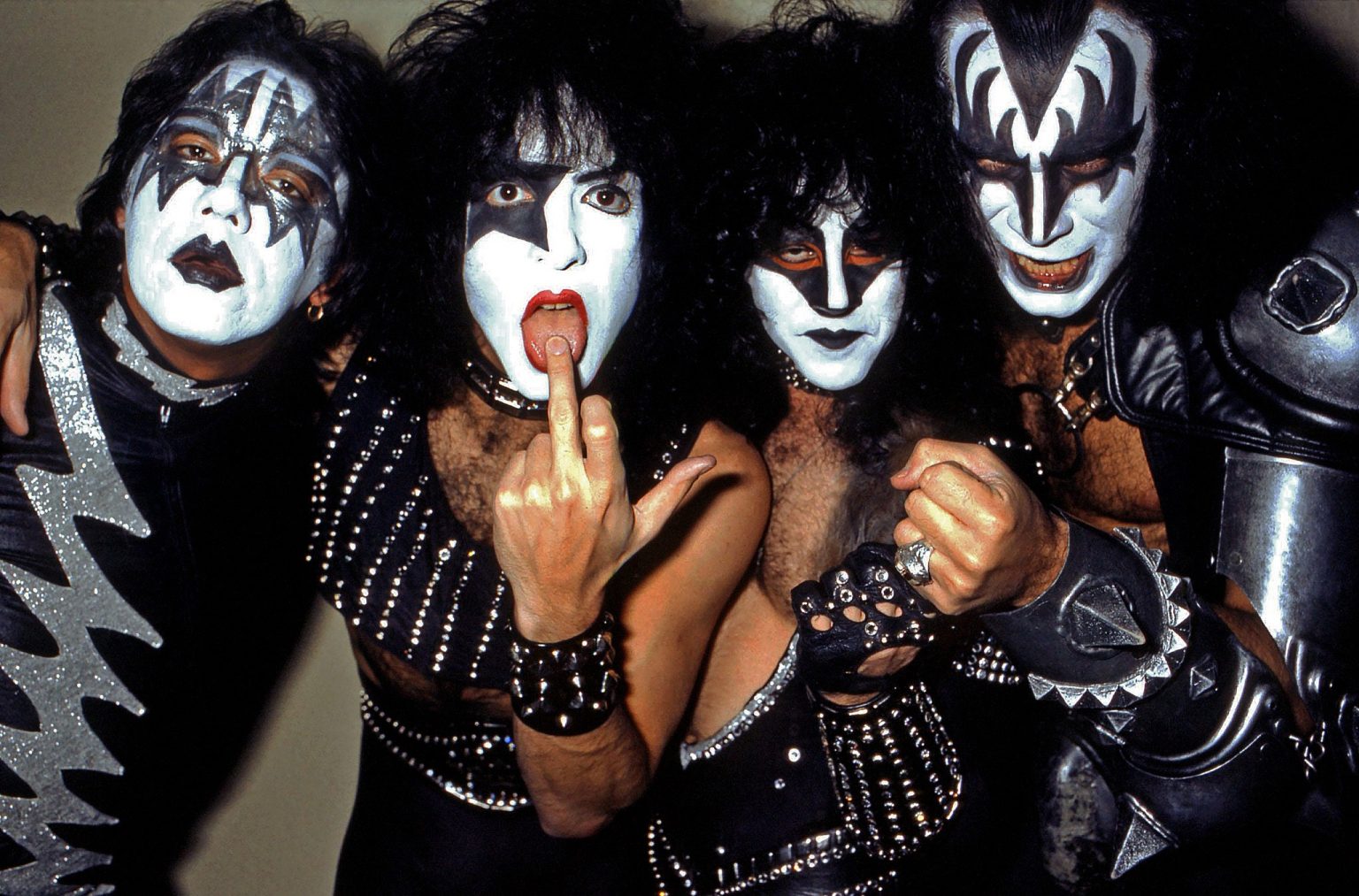 26. November 1982: Kiss does a photo session and plays on the Dutch TV show Top Pop – Kiss Timeline